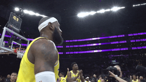 Lebron Chorando Gif Animado GIF: LeBron James Can Jump High And Dunk